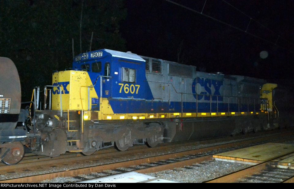 CSX C40-8 7607 trails on Q301-24